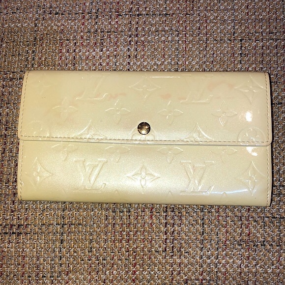 Louis Vuitton | Bags | Louis Vuitton Cream Vernis Bifold Long ...